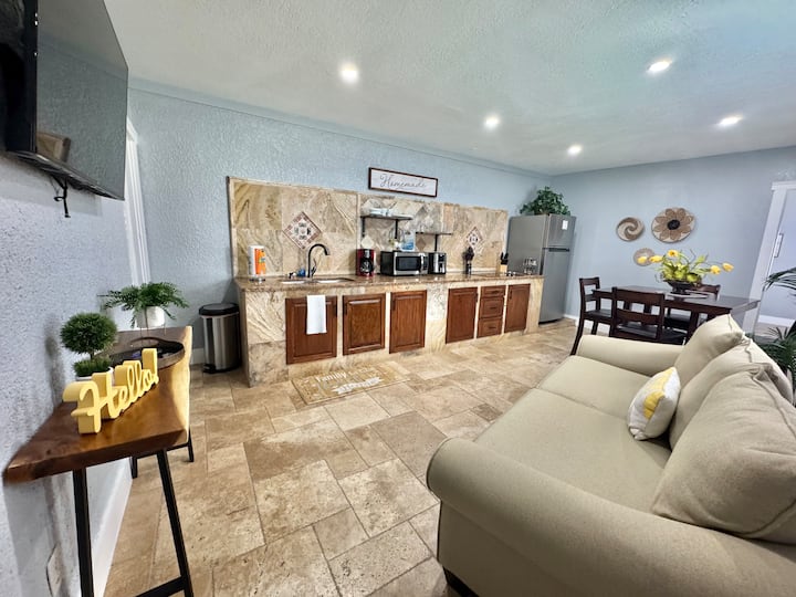 Stylish Guest Suite - Tampa, FL