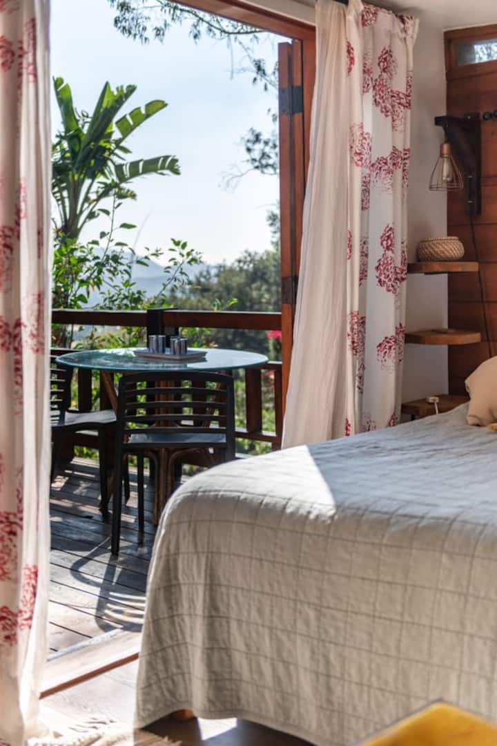 Hollywood Hills Hideaway
1 Bedroom On-site Parking - Hollywood, CA