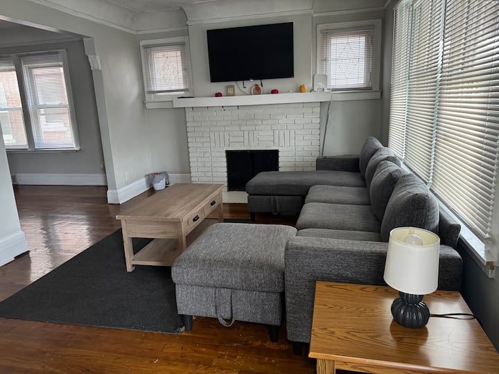 Lovely 2 Bedroom With Fireplace - Carousel, Huntington Woods