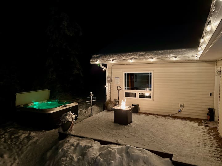 Borealis Abode: Hot Tub•king Bed•pool Table & More - Alaska
