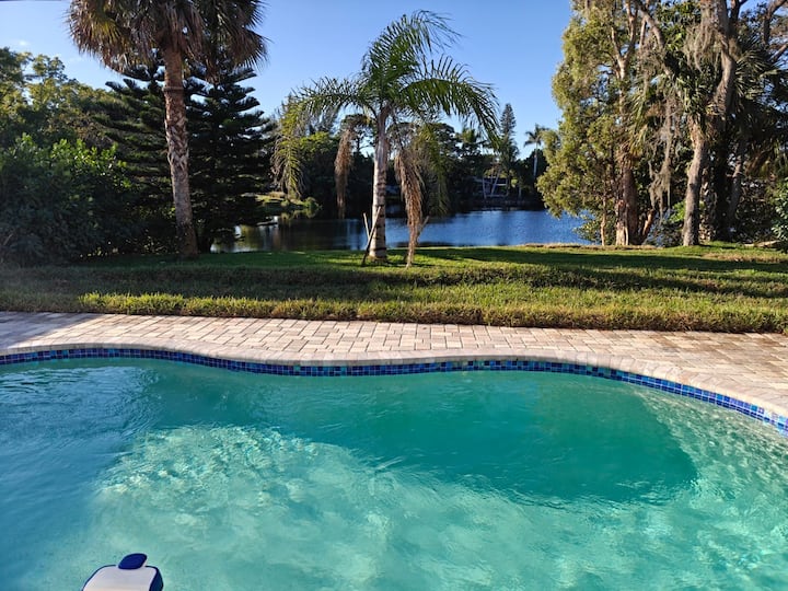 Lakefront Home! 5 Mins To Naples Beaches & 5th Ave - Naples, FL