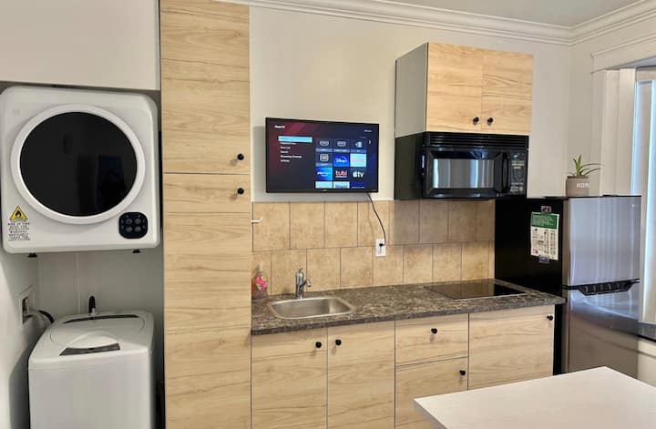 One Bedroom Lovely & Cozy Guest Suite - Vancouver