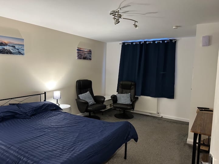 Self Contained 1 Bedroom Studio Flat, With Parking - Plymouth