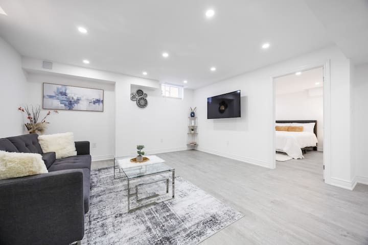 The Oasis Retreat – Modern Comfort In Oshawa - 오샤와