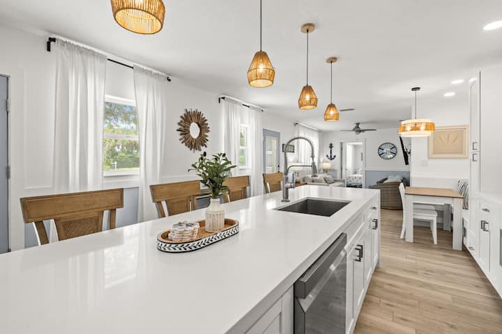 *Newly Remodeled* 6 Br/4ba Beachhouse With Pool! - Indian Rocks Beach, FL