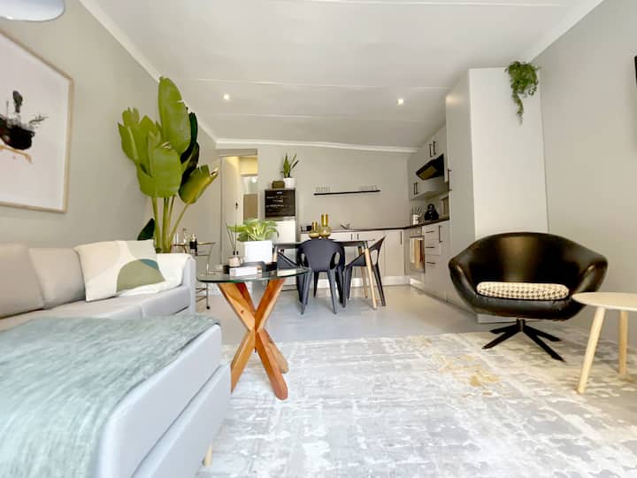 Melville Garden Cottage With Workspace & Solar - Johannesburg