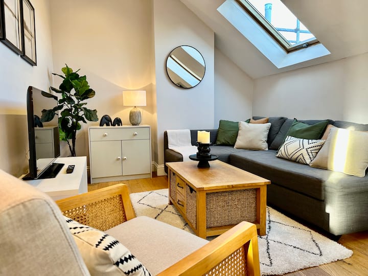 2 Bed Attic Apartment Stretham London - London