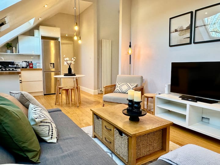 2 Bed Attic Apartment Stretham London - London Bridge Station