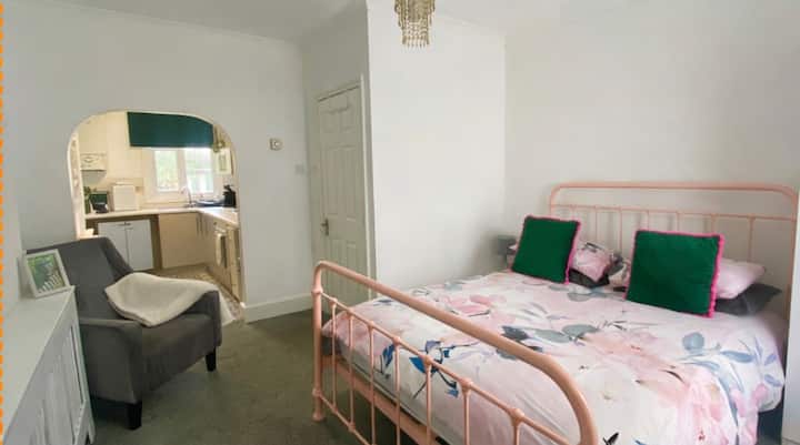 Entire Studio Apartment • Private Entrance • - Southampton