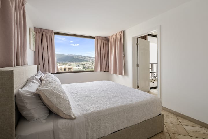 Lovely 1-bedroom Condo With View & Free Parking - Waimanalo Beach, HI