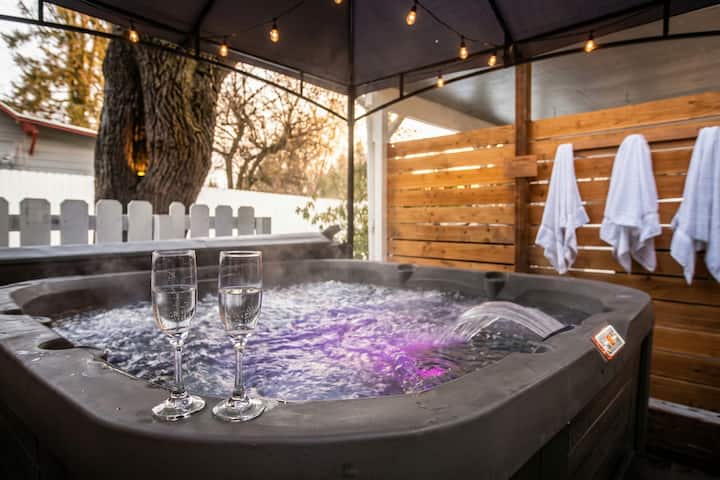 Downtown Cda Gem: Hot Tub, Sleeps 11 - Coeur d'Alene, ID