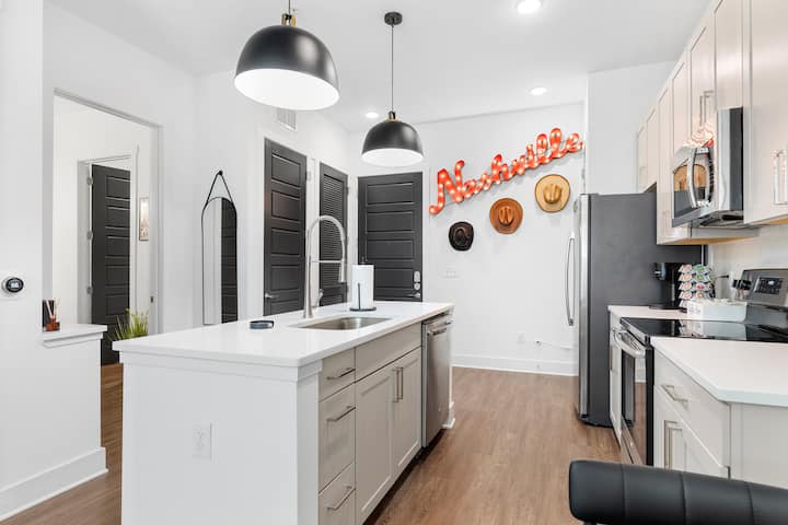 Music City Apt Walk To Broadway! - SoundWaves at Gaylord Opryland, Nashville