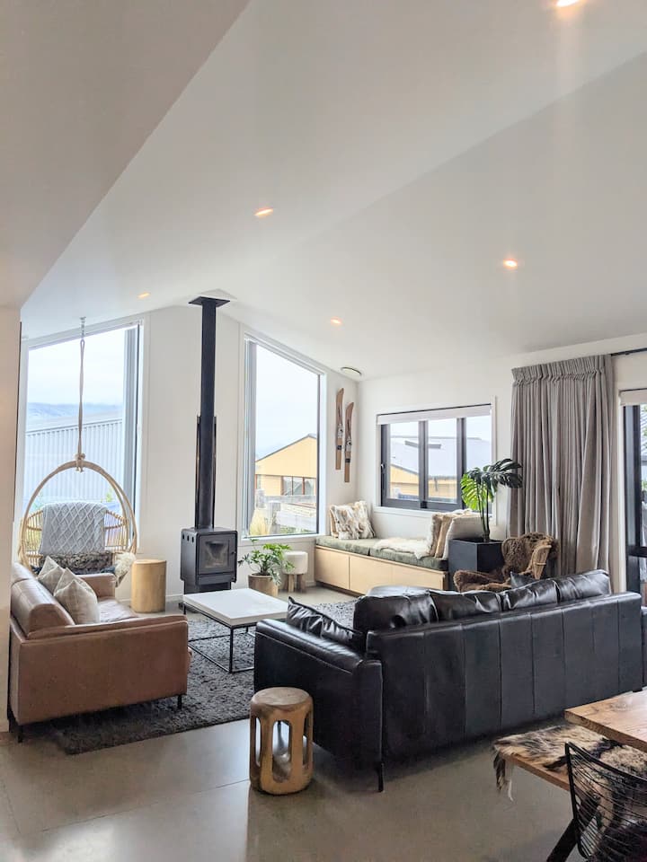 Relax Amongst Mountain Views Enjoying A Hot Tub - Wanaka