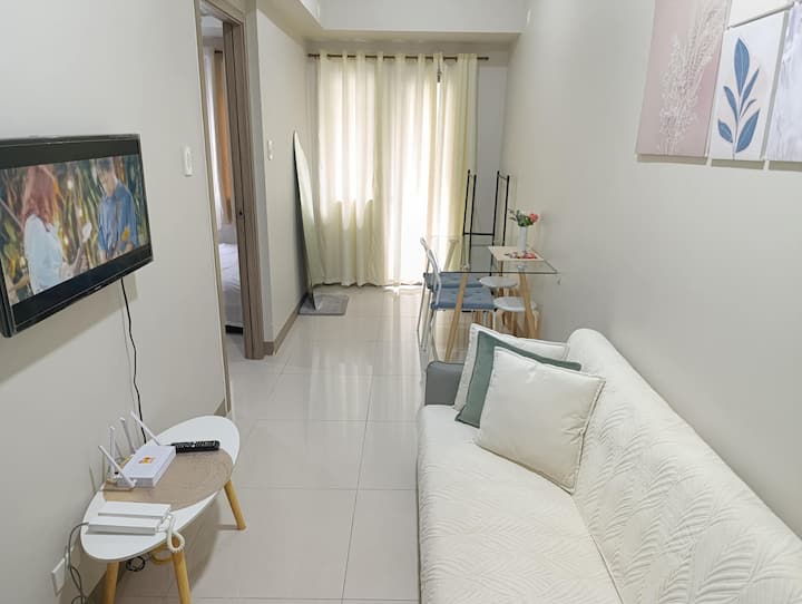 Unit Near Moa & Naia Airport W/balcony Pool View - Pasay