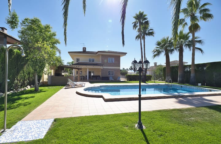 Luxury Family Villa With Large Garden And Pool - La Pobla de Vallbona