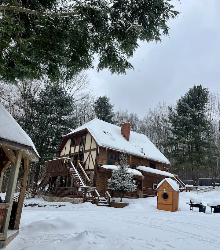 Spacious 8 Bedroom Chalet Set Up For Entertaining! - Ellicottville, NY