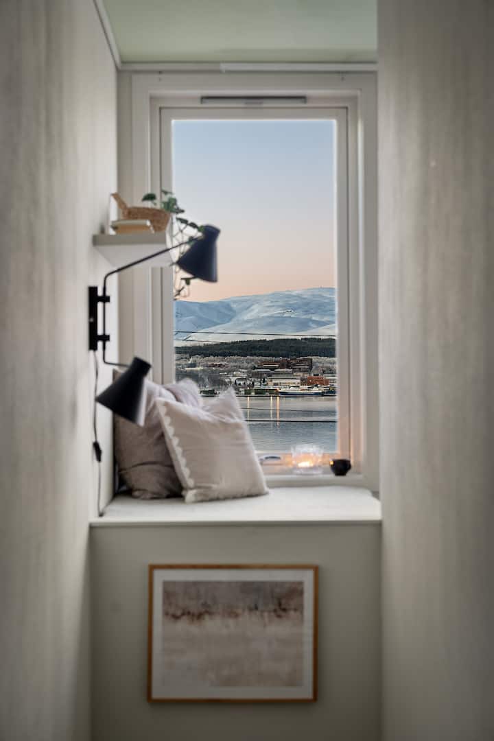 Romslig Og Praktisk Leilighet Med Nydelig Utsikt - 