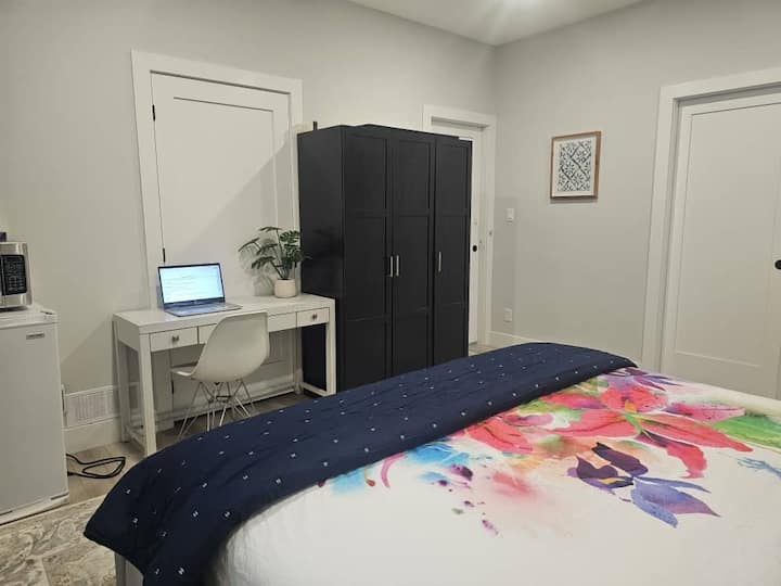 King Bed With Ensuite. Spacious Modern And Quiet. - Brantford