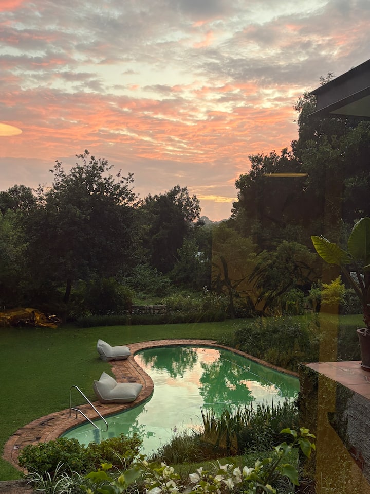 Spacious Cottage In Beautiful Parkview Garden - Johannesburg