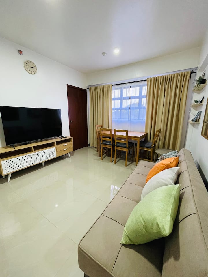 Cozy 2br With 55” Tv & Wi-fi Near Addu Shs - Davao City