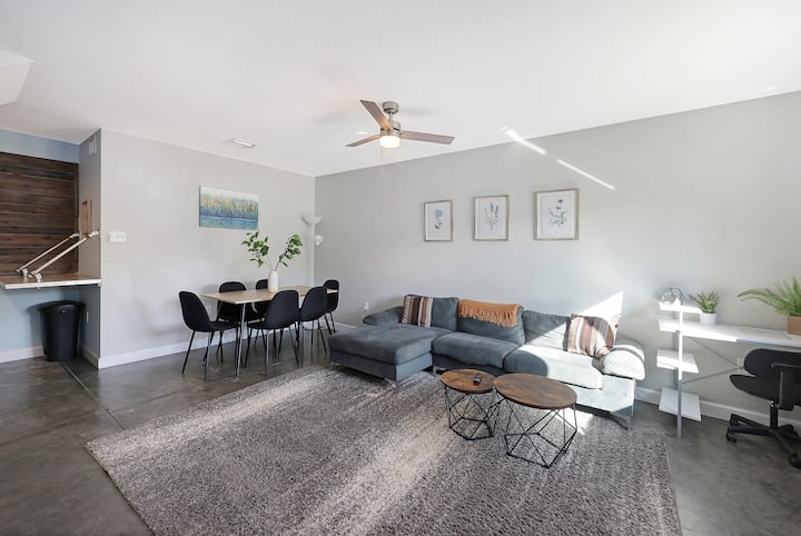 Spacious And Elegant Downtown Apartment - Sarasota, FL