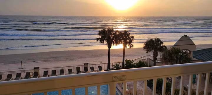 A Breathtaking Oceanfront Studio W/ A Pvt Balcony. - Ormond Beach, FL