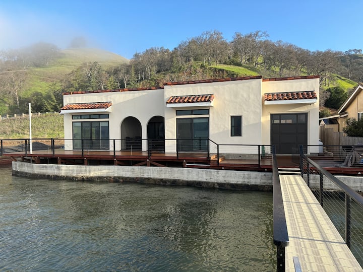 Lakefront Spanish Villa With Amazing Views - Kelseyville, CA