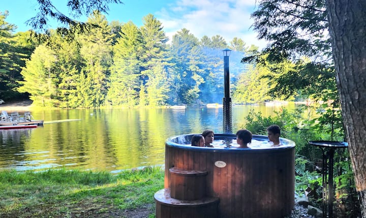 Scandinave Waterfront Retreat With Hot Tub & Sauna - Bracebridge
