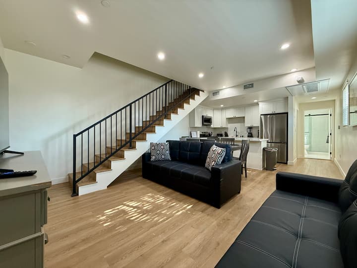 Warm 3b3b W/2car Garage 10min Universal Studios - Los Angeles, CA