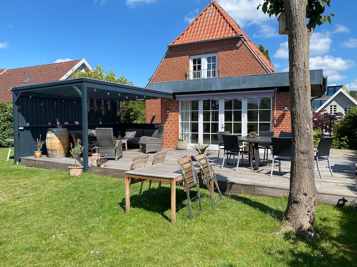 Klassisk Dansk Villa Med Stor Terrasse - Odense
