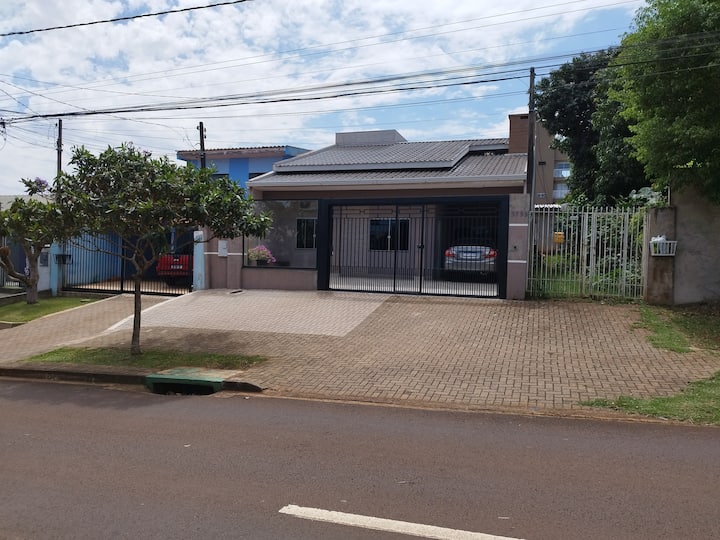 Linda Casa Com 3 Quartos, Coberta, Ar Condicionado - Cascavel