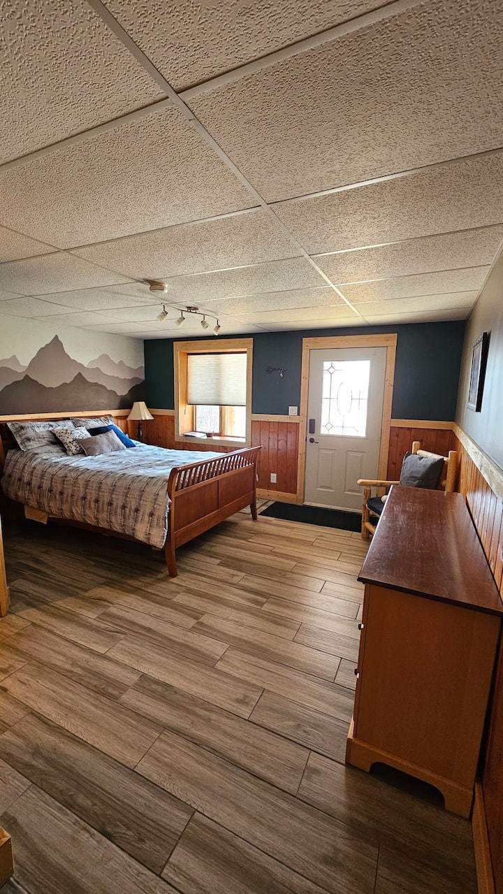Belle Room-private Room -1 Queen/private Bathroom - Rocky Mountain House