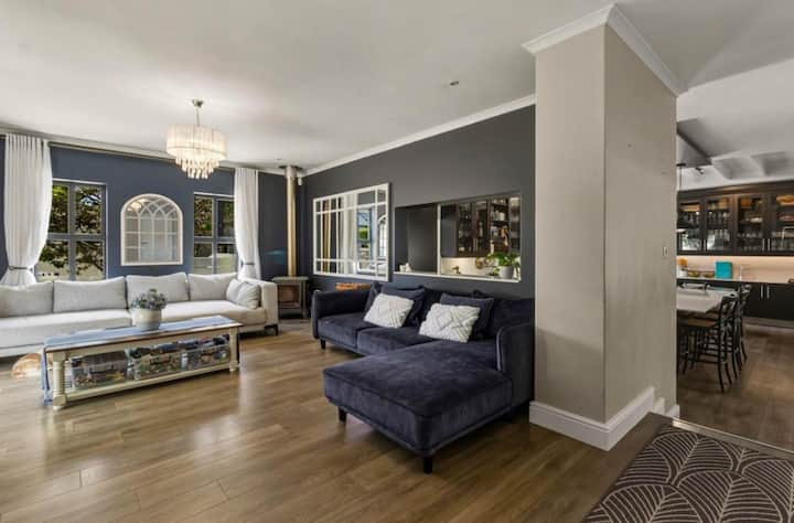 Fresh, Secure 4 Bedroom House With Pool - Somerset West