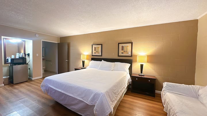 King Bed Room With Private Bath, Wi-fi & Parking - Hemet, CA
