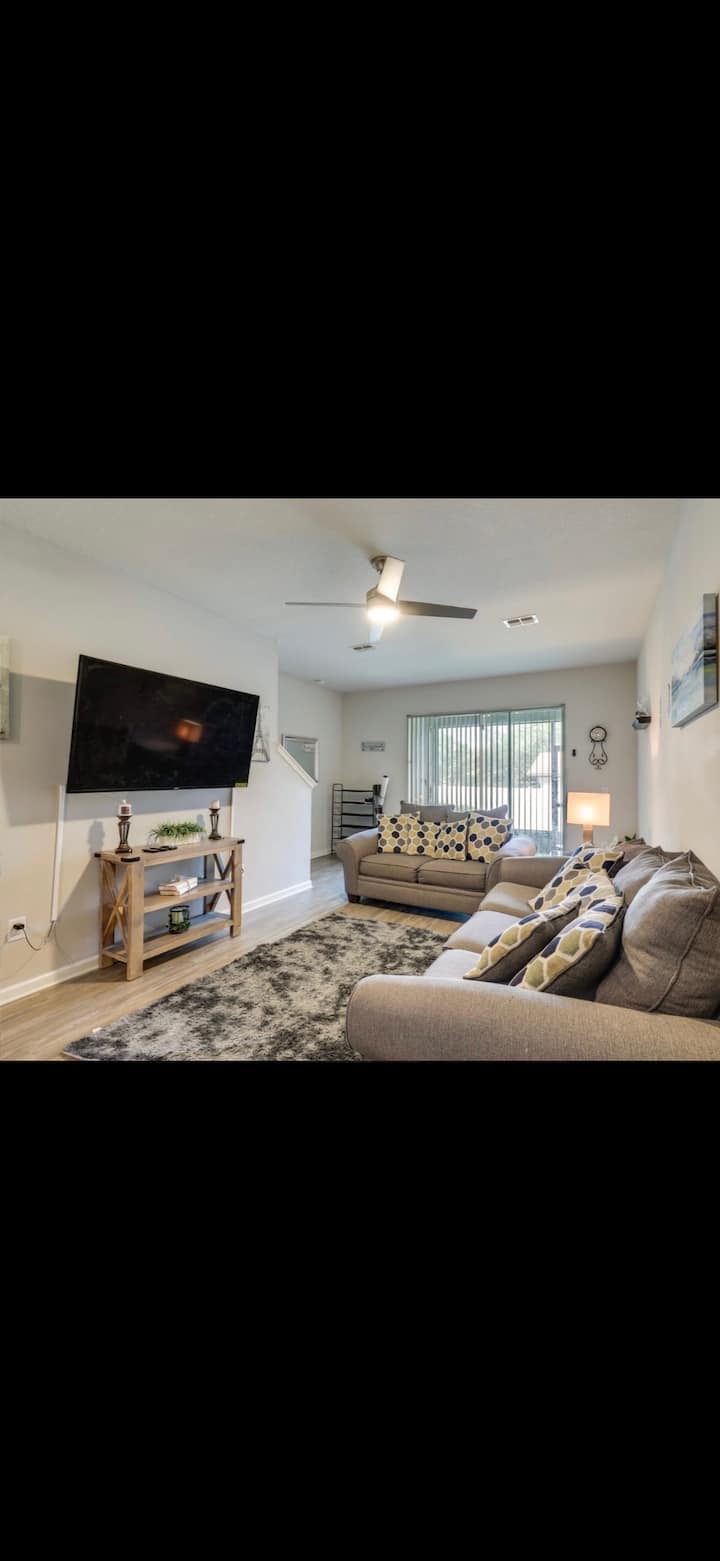 Beautiful Townhome W/ Pool Table, 15 Mins Downtown - Tampa, FL