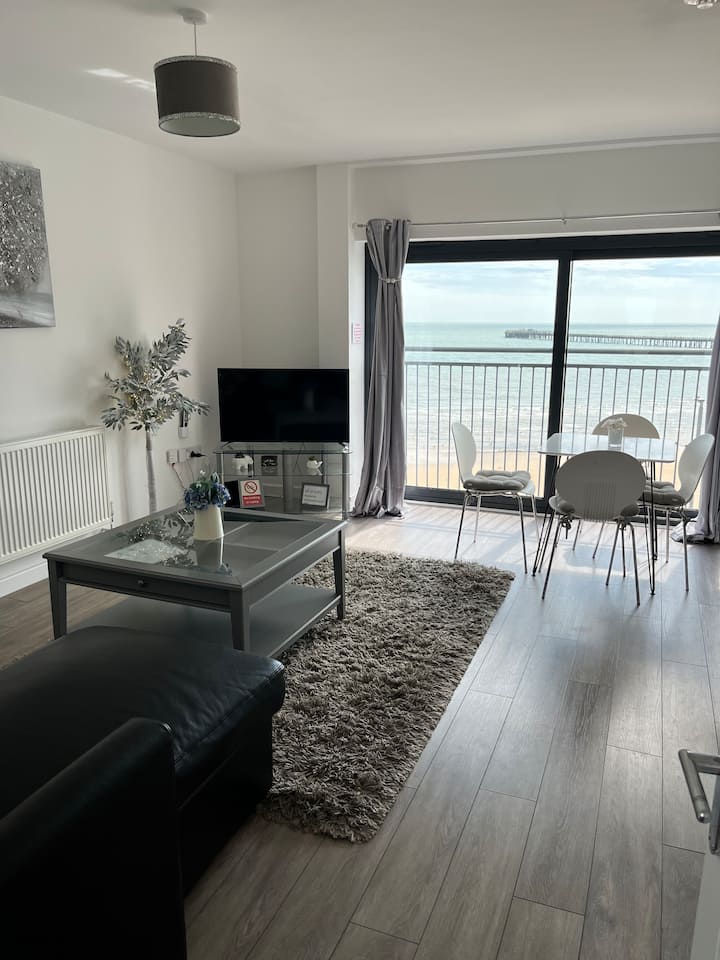 Penthouse 2 Bedroom Seaview Beach Front Apt - Walton-on-the-Naze
