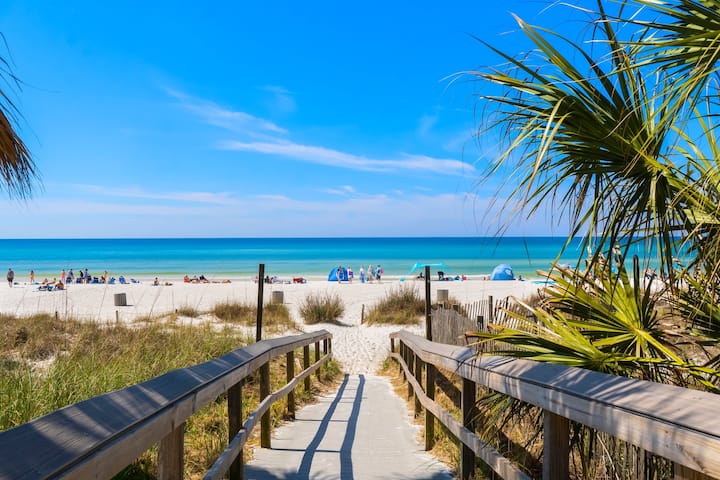 Panama City Beach Retreat! 11 Pools, Mini-golf - Panama City Beach, FL