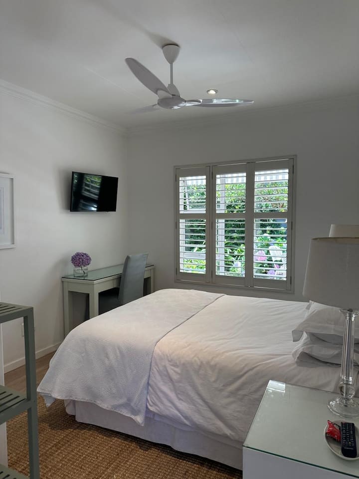 Leafy Craighall Park, Home Away From Home (Solar) - Johannesburg