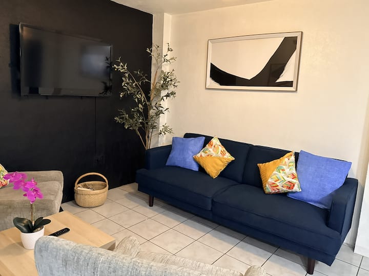 King Bed- Central, Very Safe & Freshly Renovated - Tijuana