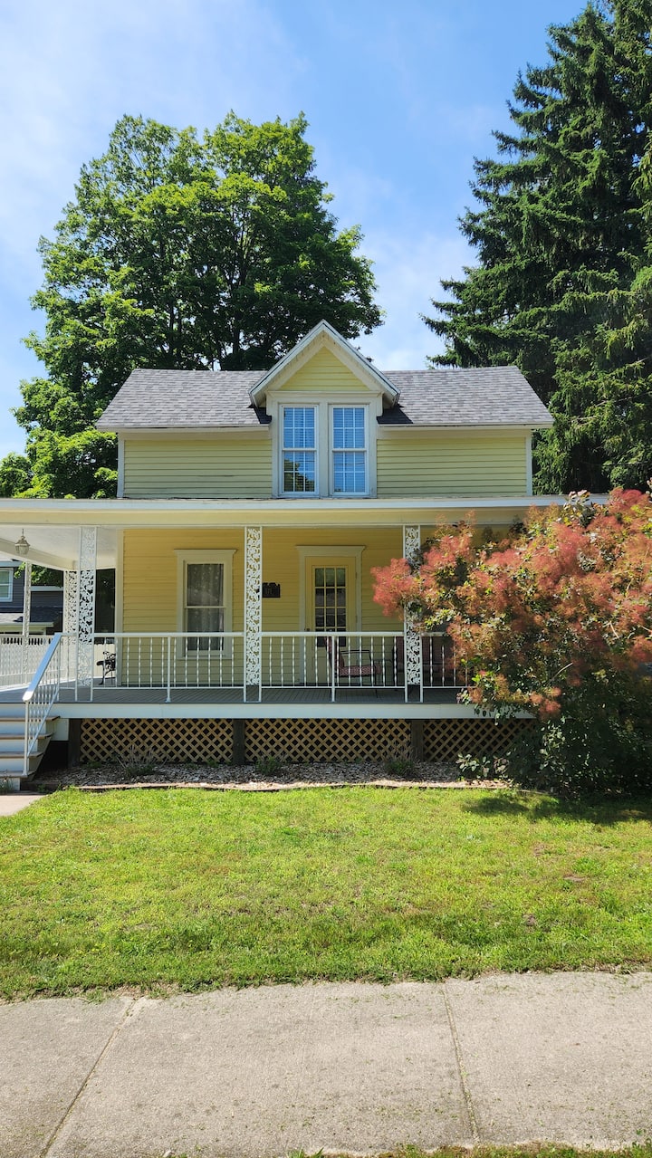Home Walkable To Town & Beach, Near Golf & Skiing! - Frankfort, MI
