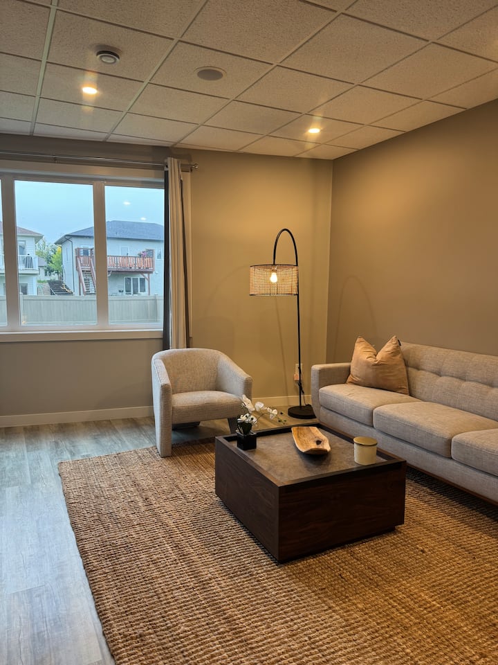 Stylish 2br Suite In Beautiful Quiet Area - Brandon