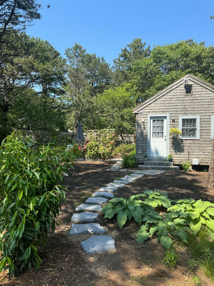 Cottage A Stroll To Cape Cod Bay Private Beaches - Wellfleet, MA