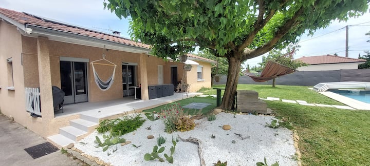 Villa Tout Confort, Piscine, Jacuzzi, Jeux - Beaurepaire