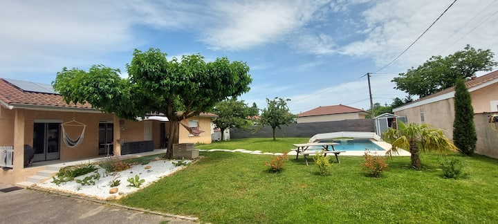 Agréable Villa Au Calme, Piscine,  Jacuzzi, Jeux - Beaurepaire