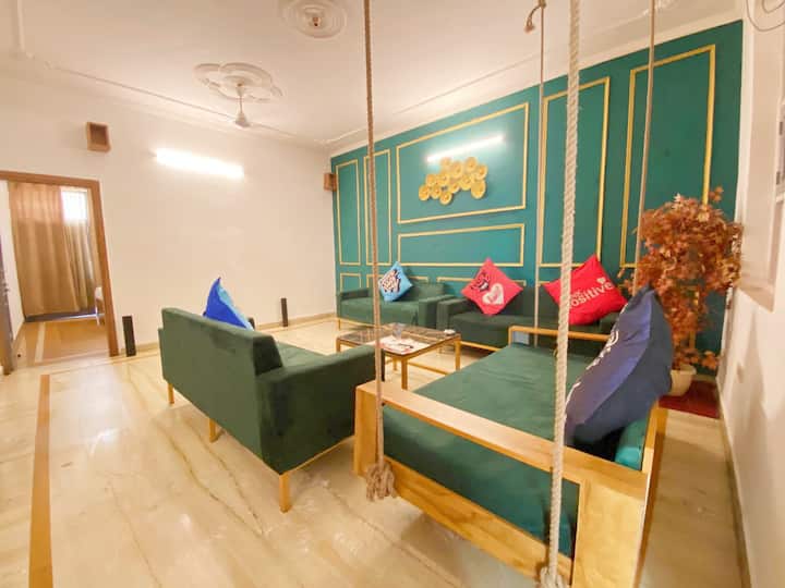 2bhk Big Screen Cozy Relax Chill Out Homestay - Noida