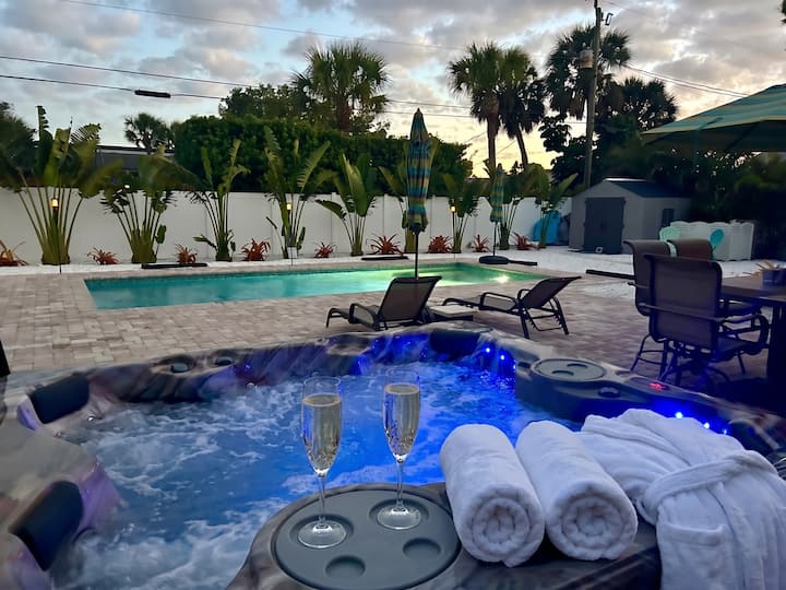 Tropical Pool + Spa Retreat Walk To Beach - Venice, FL