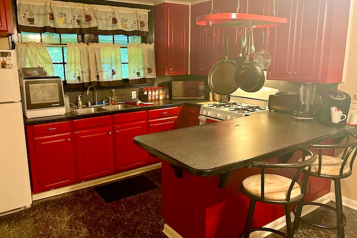 Comfy Charmer With Café Kitchen; Centrally Located - Shreveport, LA