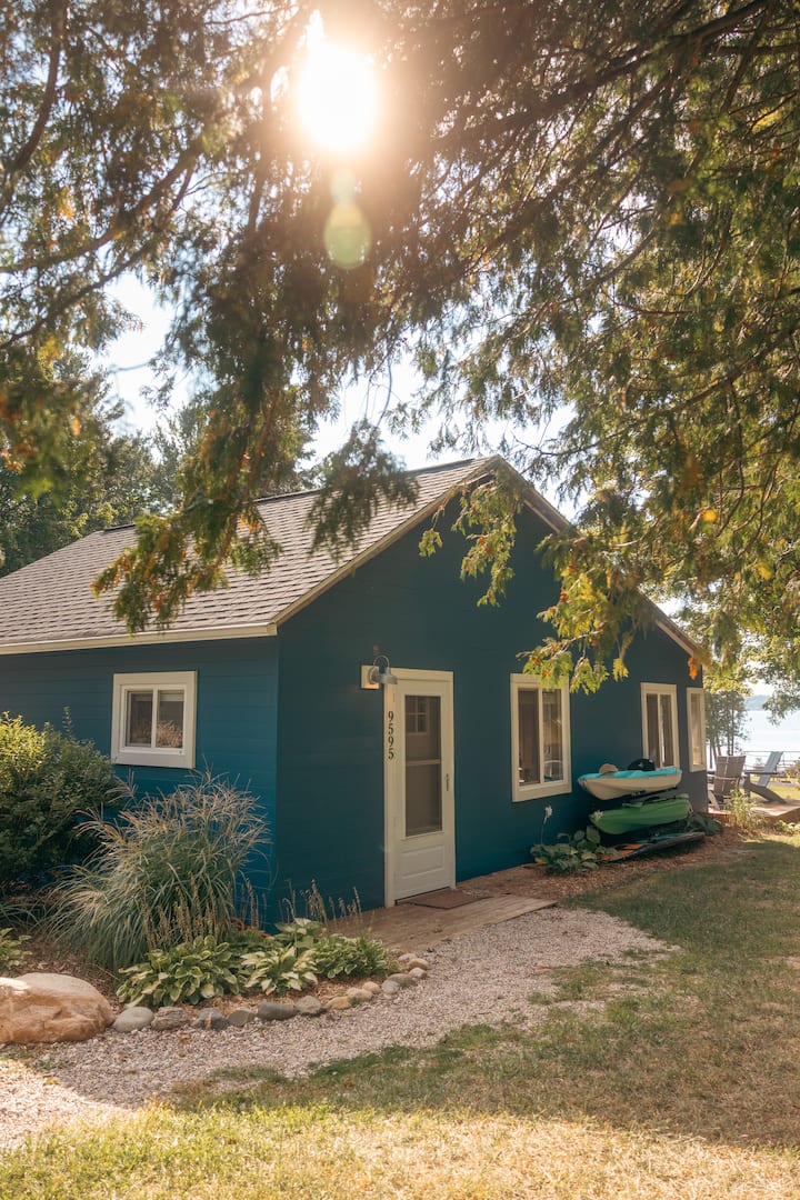 Blue Spruce Cottage - Torch Lakefront, Near Skiing - Alden, MI
