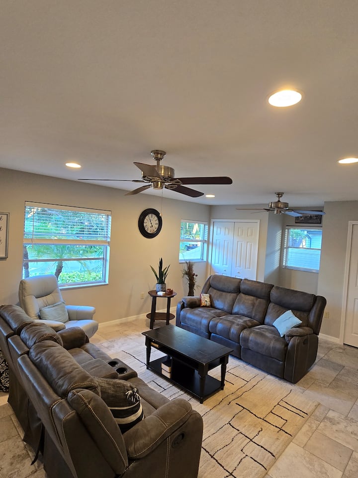 Pinecraft Point Near Srq Downtown & Beaches - Sarasota, FL