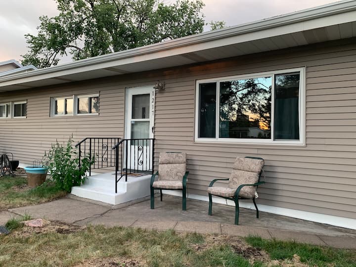 All Yours! Clean, Private, Centrally Located Home - Bismarck, ND